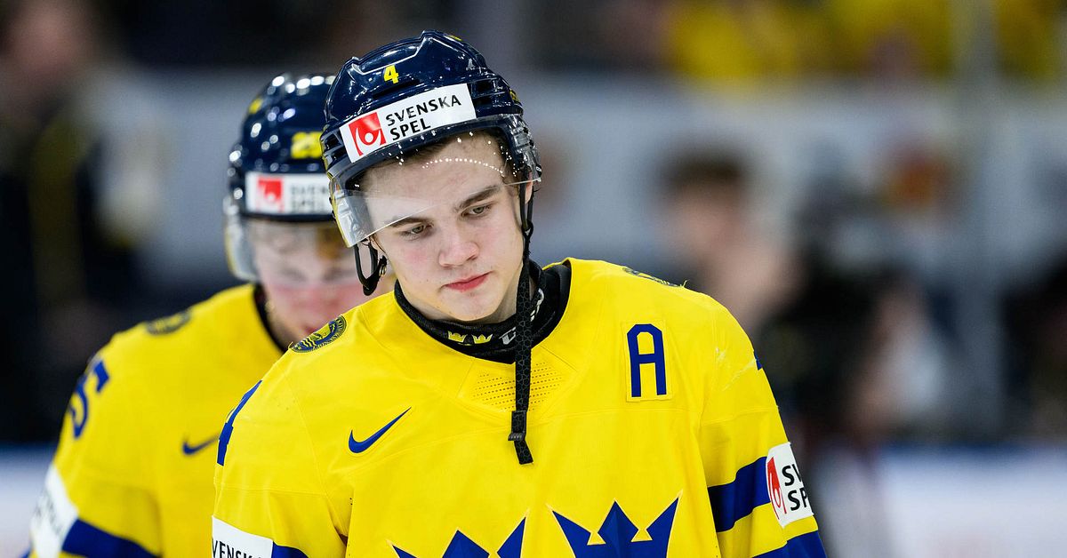 Ishockey: JVM-backen Axel Sandin Pellikka skadad – har gipsats | SVT Sport
