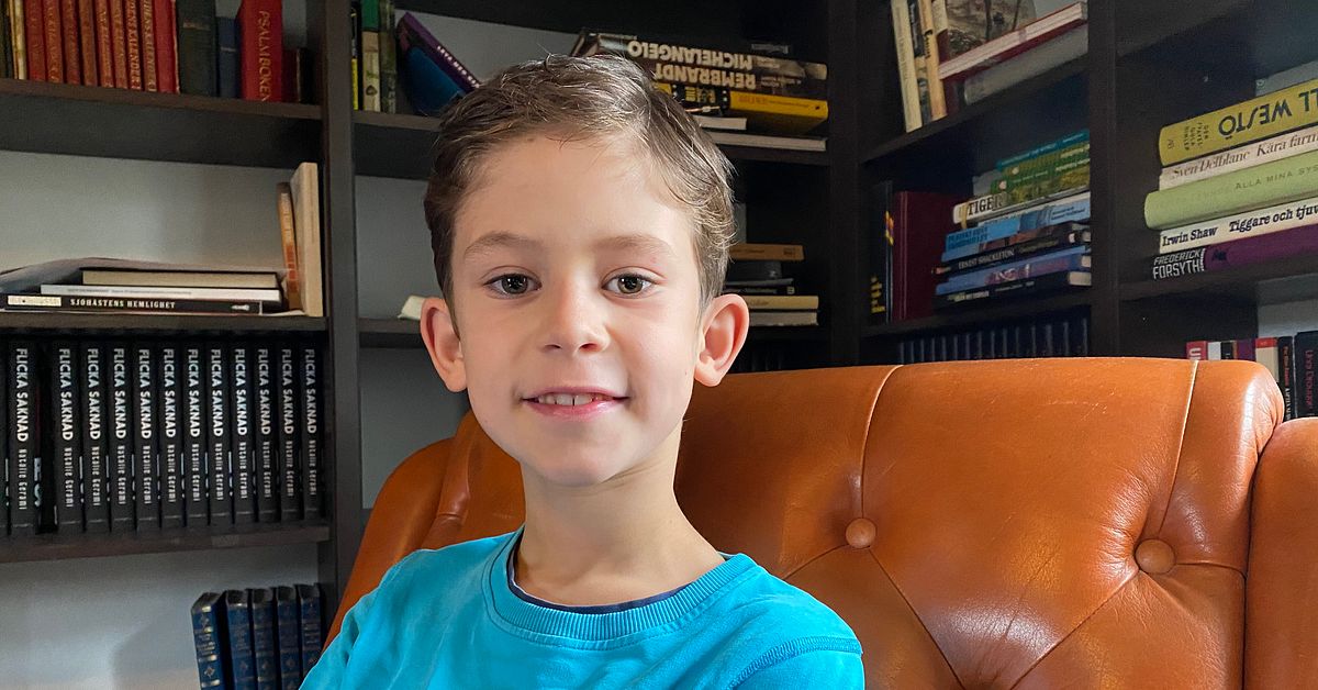 Bokslukaren Teodor, 8, från Gävle gör tv med kändisar | SVT Nyheter