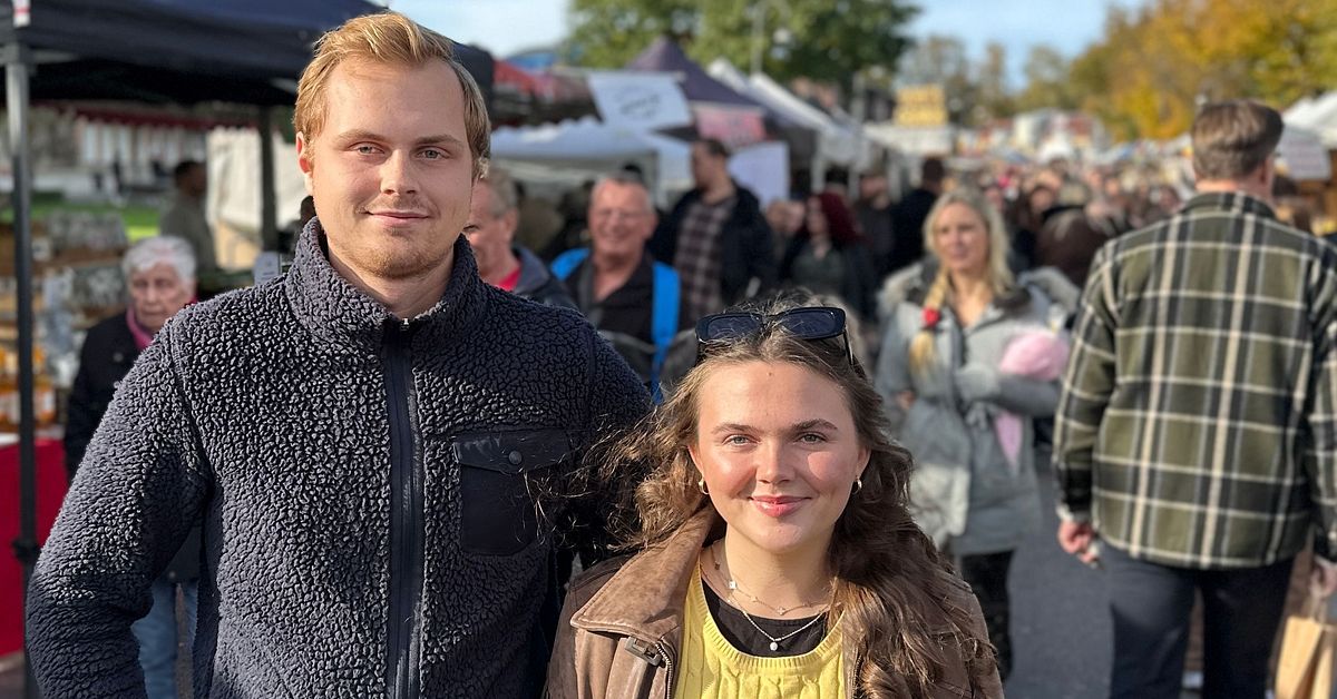 Adam och Amanda – två av 30 000 besökare på Strängnäs marknad | SVT Nyheter