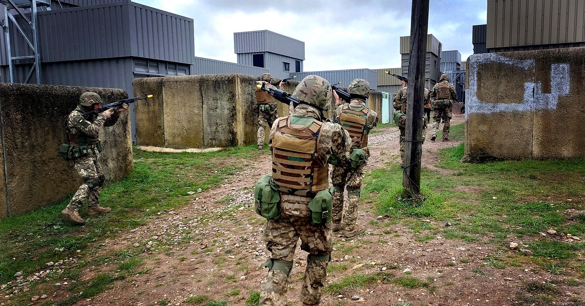 Hans från Sollefteå har snabbutbildat ukrainare – för kriget | SVT Nyheter