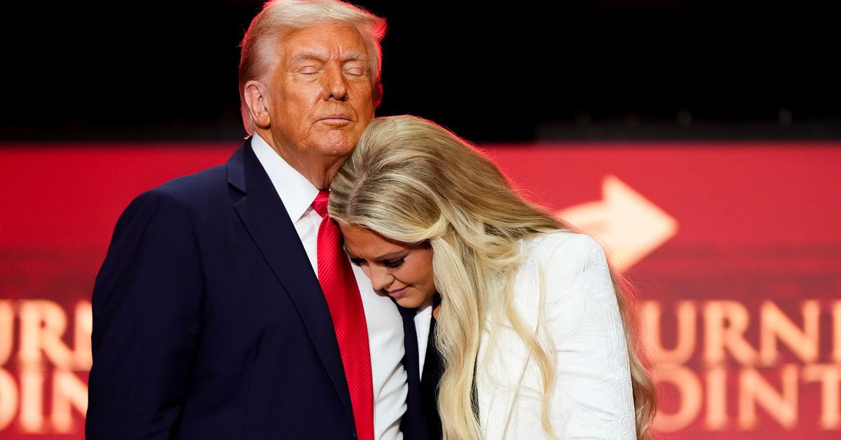 Minnesstund för Charlie Kirk – SVT liverapporterar | SVT Nyheter