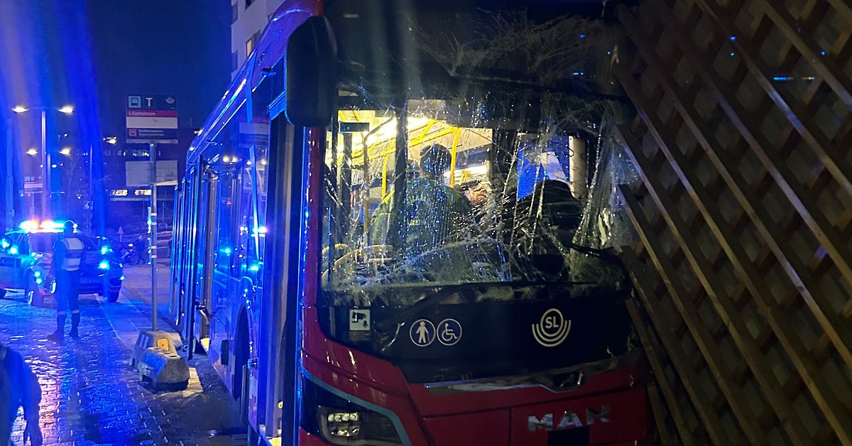 Buss har kört in i husfasad i Liljeholmen | SVT Nyheter