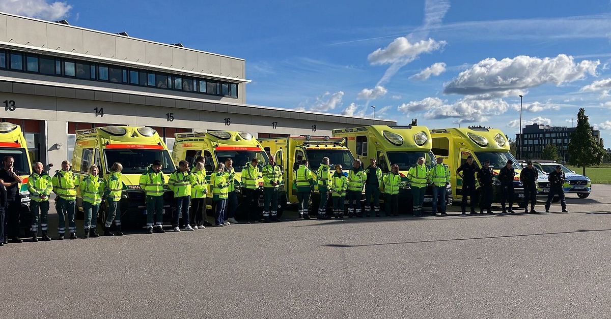 Ambulanspersonal i Linköping hedrar offer med tyst minut | SVT Nyheter
