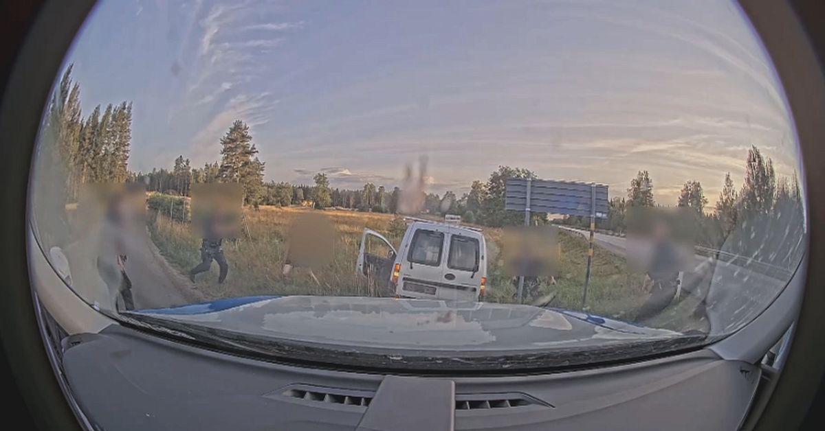 Se när mannen stjäl polisbilen utanför Mariestad – polis hängde i ...
