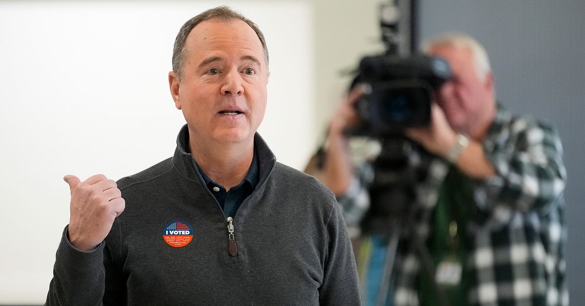 Demokraten Adam Schiff uppmanar Joe Biden att kliva åt sidan | SVT Nyheter