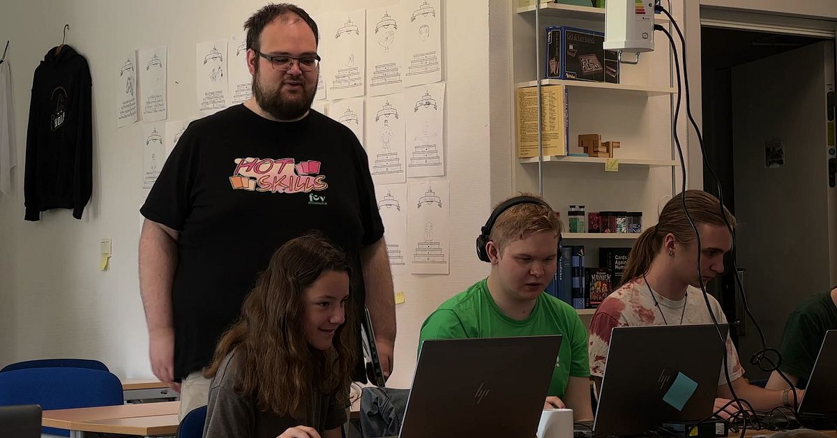 Spelutveckling bryter utanförskap – kurs på Hola folkhögskola ger unga en ny chans | SVT Nyheter