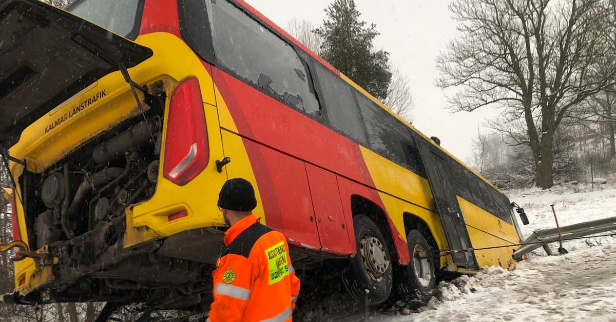 Buss körde av vägen i Högsby: ”Inga skadade passagerare” | SVT Nyheter