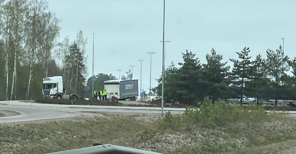 Lastbil tappade trailer – blockerade väg i flera timmar | SVT Nyheter
