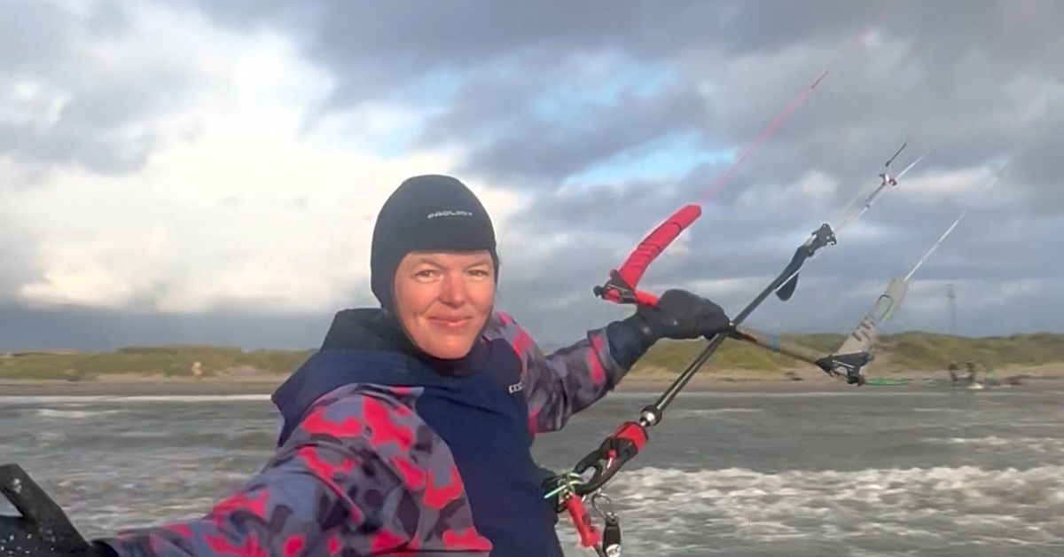 Caroline från Karlstad ensam svensk i världscupen i kite-surfning | SVT ...