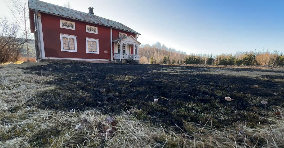Stuga brann med öppna lågor – spred sig i terrängen | SVT Nyheter