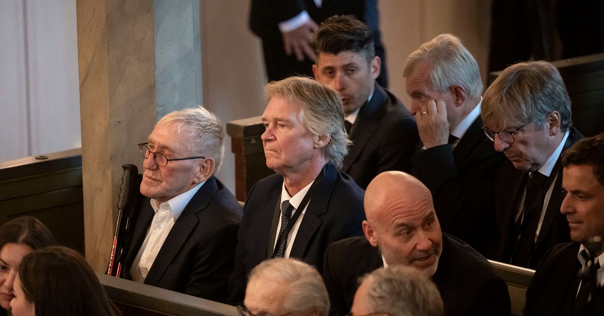 Svennis begravning i Torsby: Glenn Strömberg på plats i kyrkan | SVT ...