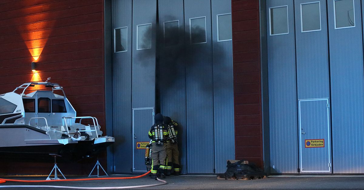 Brand i industrilokal på Ekerö | SVT Nyheter
