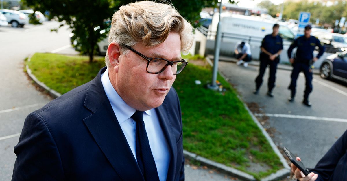 Gunnar Strömmer (M) på plats i Lunden efter dubbelmordet | SVT Nyheter