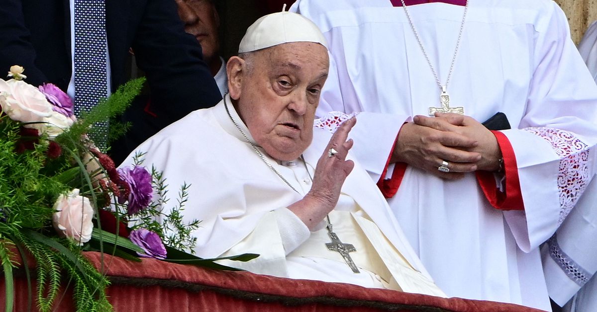 Påven hälsade till publiken på mässan: ”Glad påsk” | SVT Nyheter