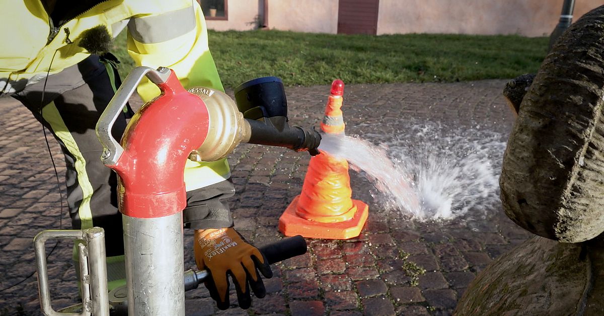 Nu spolas bakterierna bort från vattenledningarna i Visby | SVT Nyheter