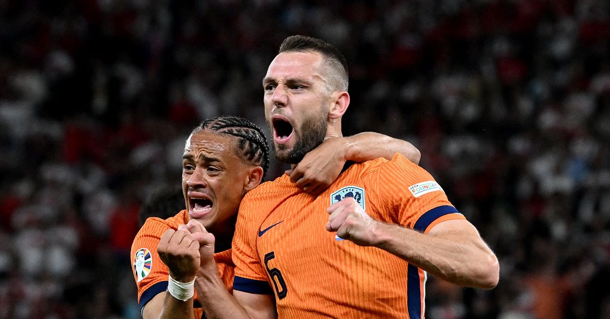 Stefan de Vrij nickar in 1–1 för Nederländerna i EM-kvartsfinalen mot ...