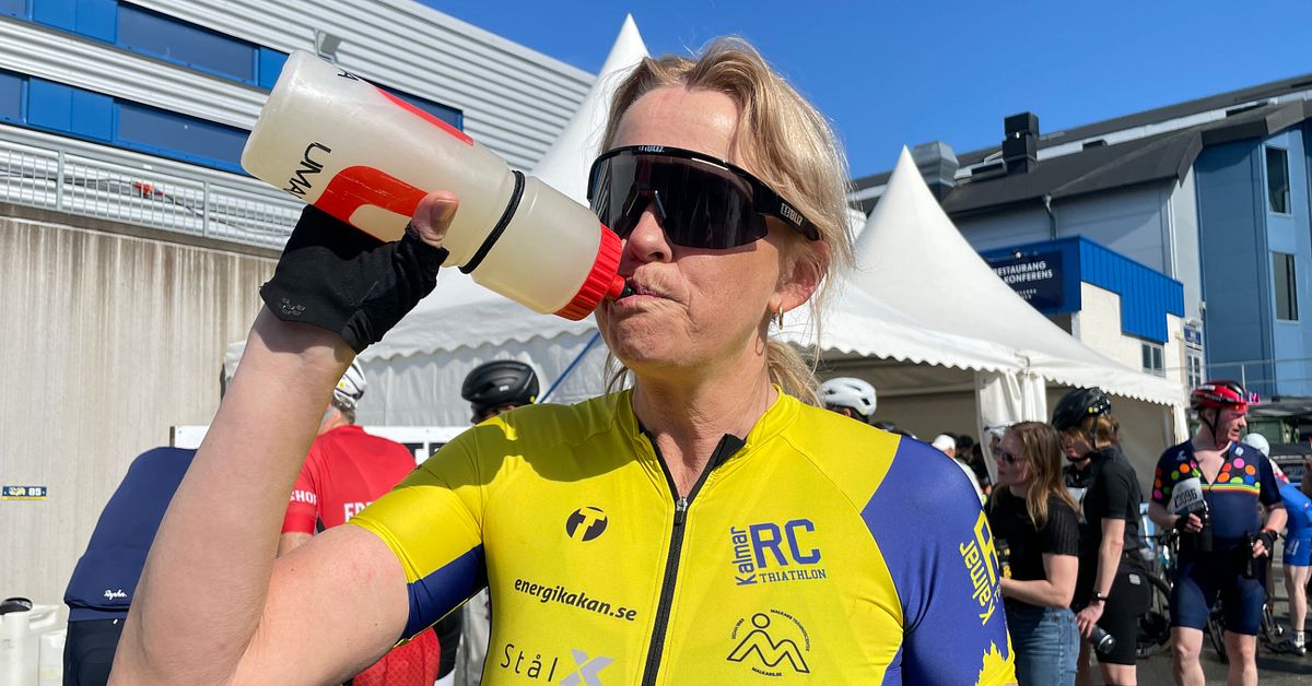 Här cyklar deltagarna i Vätternrundan mot värmen | SVT Nyheter