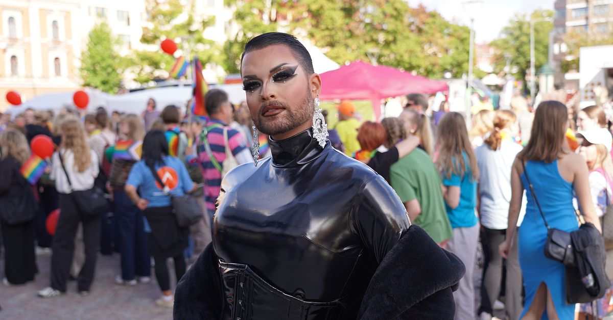 Nu tuffar pridetåget genom Uppsala | SVT Nyheter