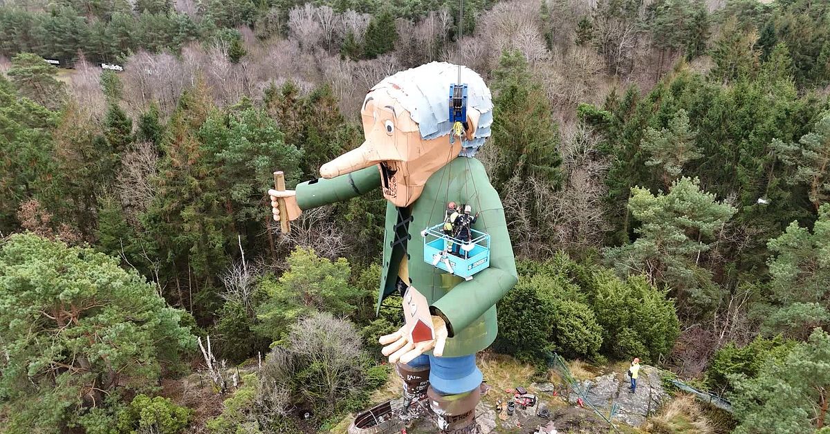 Se nedmonteringen av jätten Himble i Varberg – flyttas till Älvsered | SVT Nyheter