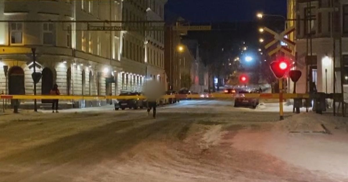 Se hur ung man smiter förbi bommarna i centrala Sundsvall när tåget är ...