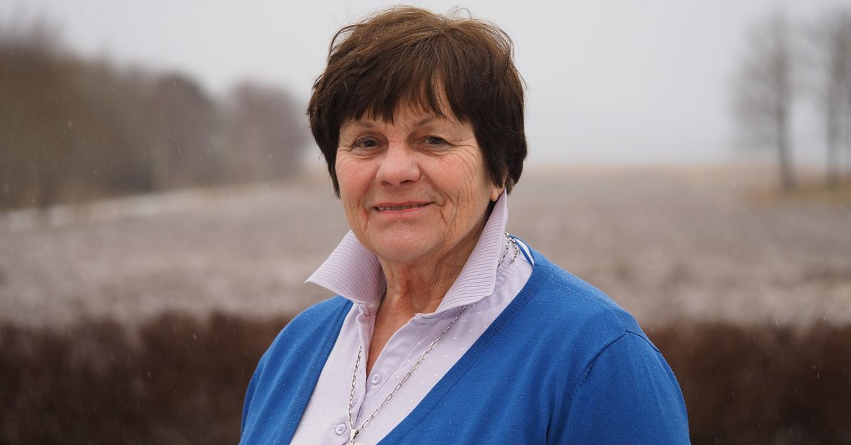 Violet lurades av sol- och vårare – så hjälper hon andra | SVT Nyheter