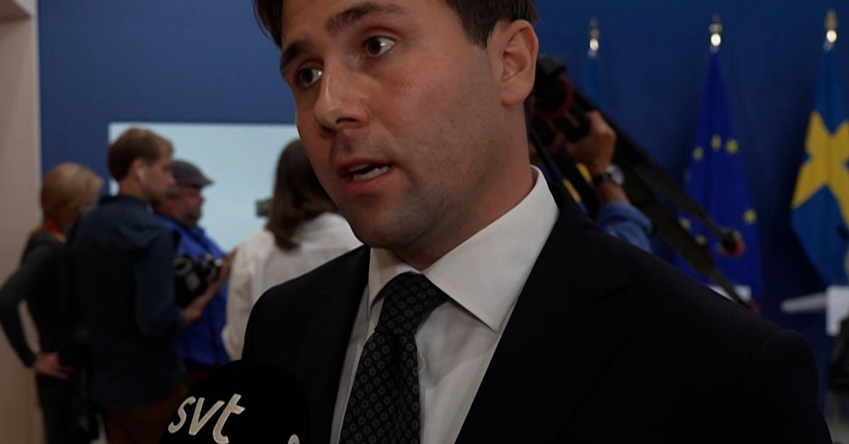 Benjamin Dousa (M) svarar på frågor som ny biståndsminister | SVT Nyheter