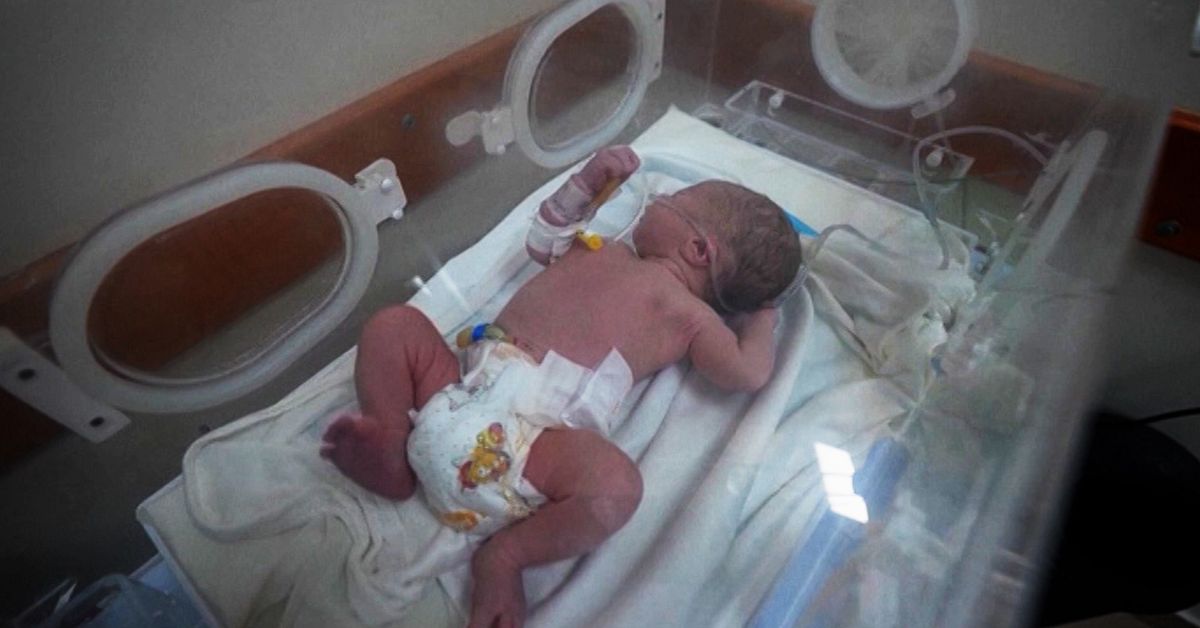 Bebis räddades från sin döda mammas livmoder i Gaza | SVT Nyheter
