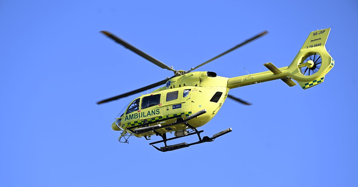 Arbetsplatsolycka i Södertälje – man till sjukhus med ambulanshelikopter | SVT Nyheter
