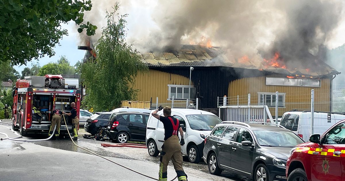 Två till sjukhus efter brand i industrilokal i Huddinge | SVT Nyheter