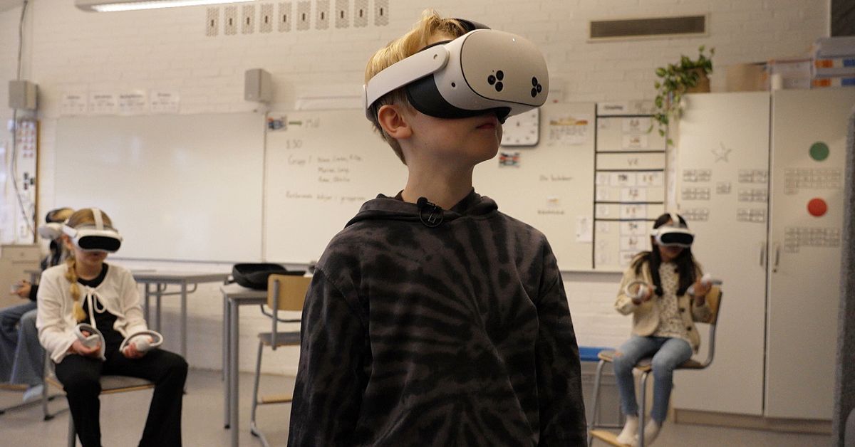Simon återvände till klassrummet – med hjälp av VR | SVT Nyheter