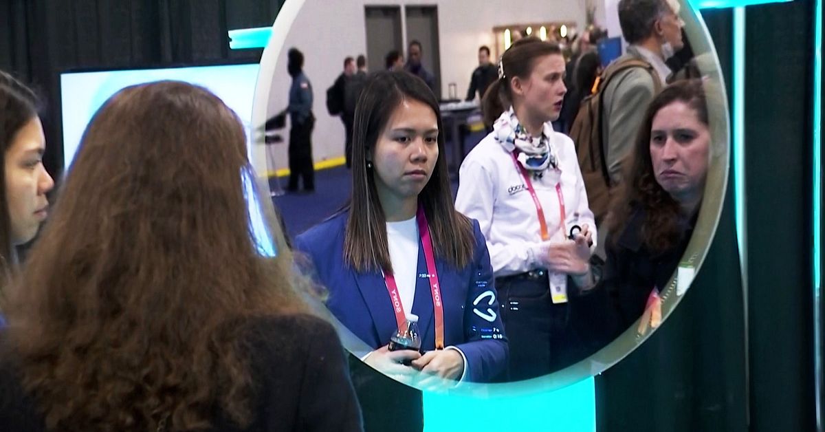 Exoskelett och hälsospeglar – tre prylar som rivstartat techåret | SVT ...