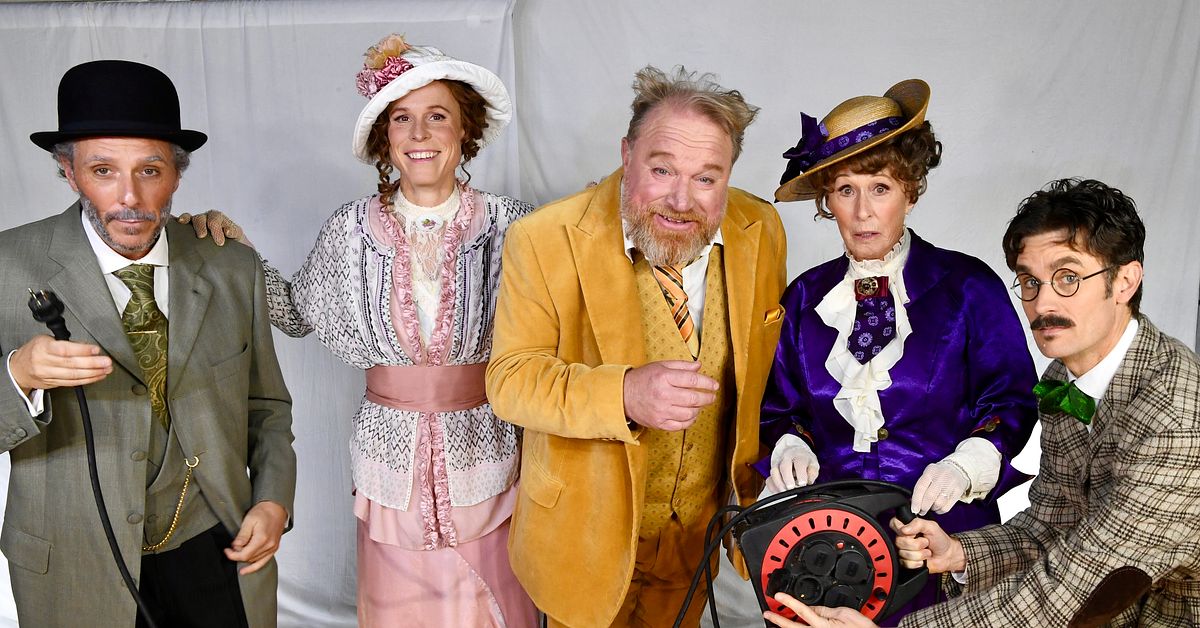 Eva Rydberg blir moralens väktare i klassisk fars | SVT Nyheter