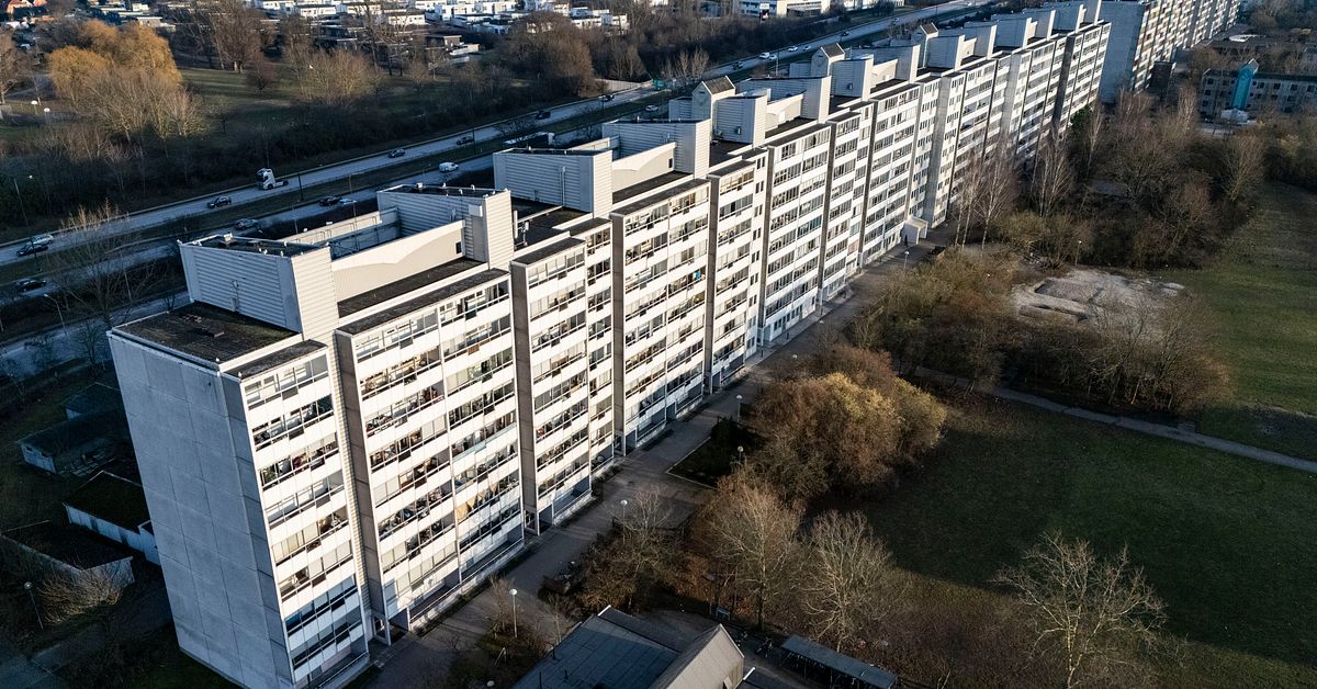Ekobrottsdömd blir av med 26 lägenheter i Kinesiska muren | SVT Nyheter
