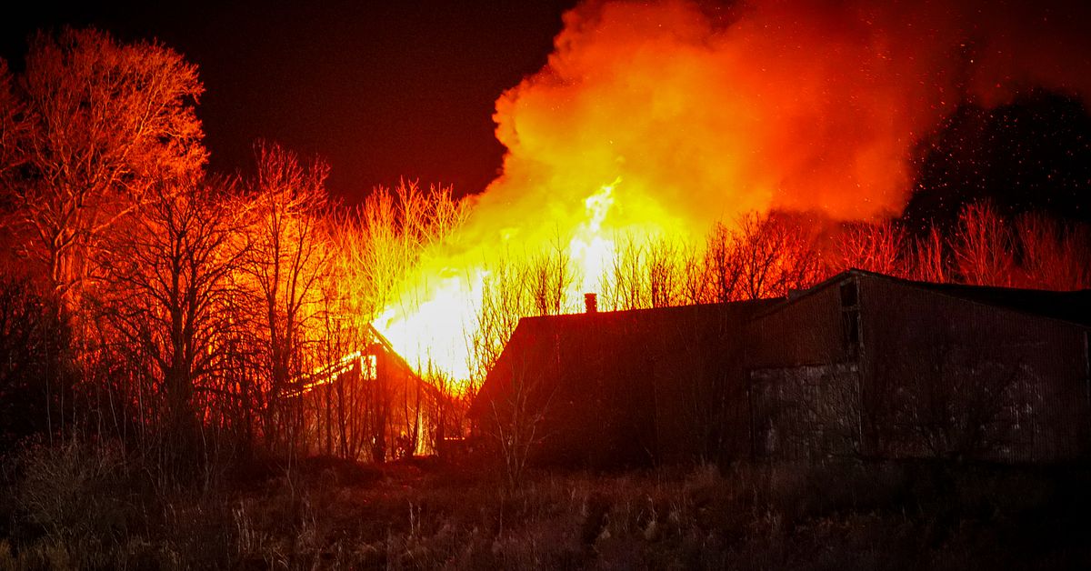 Kraftig brand utanför Lund | SVT Nyheter