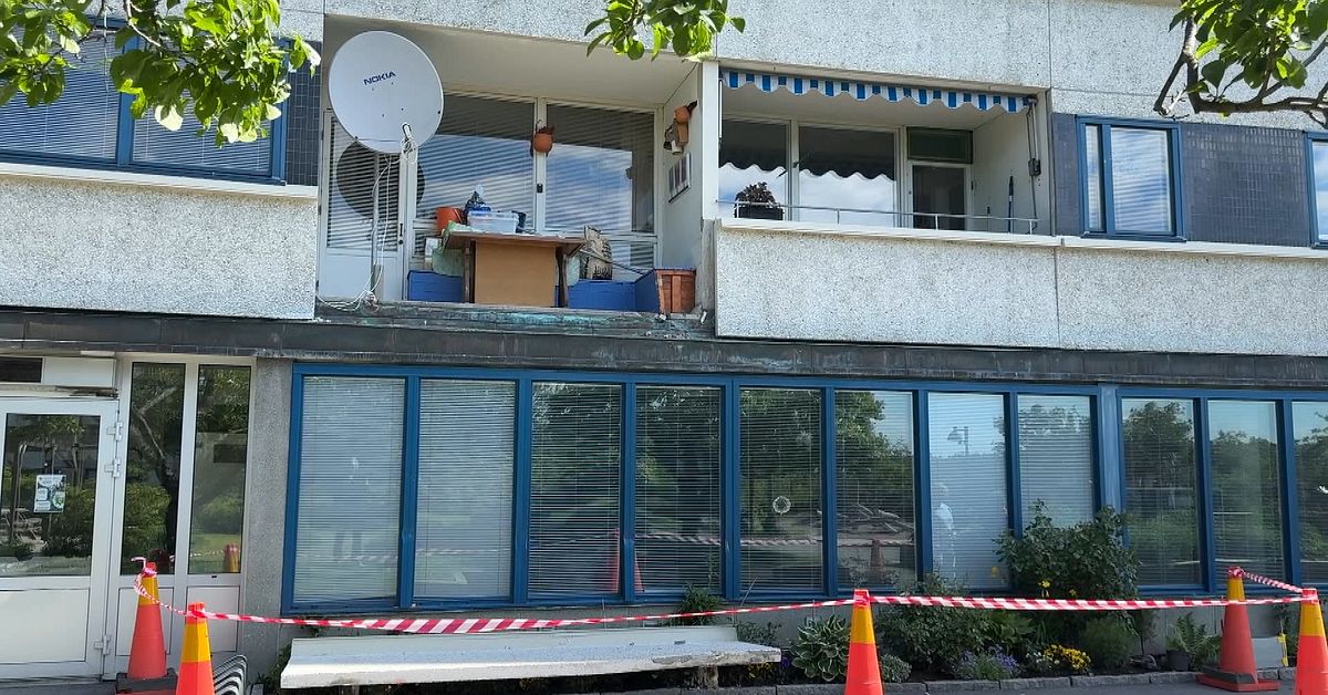 Balkongräcke av betong rasade ner utanför skola | SVT Nyheter
