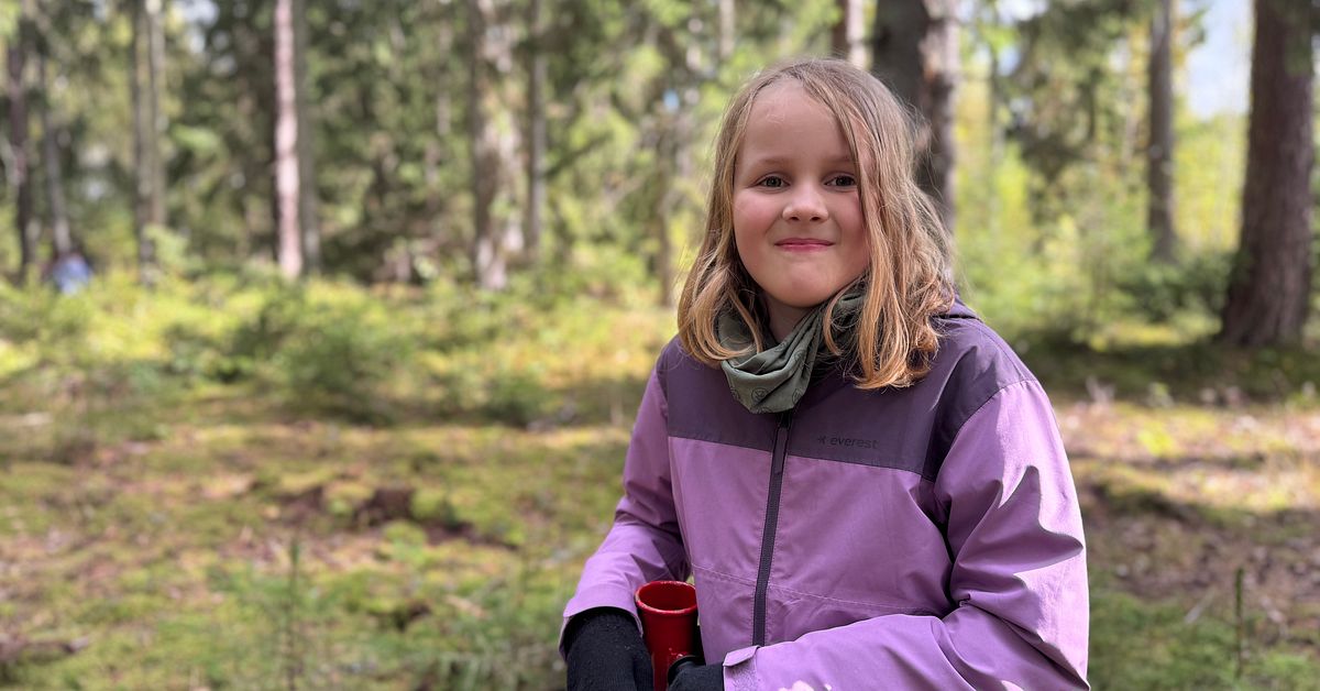 Ida, 9 år, får undervisning utomhus – skola har lektioner i skogen | SVT Nyheter