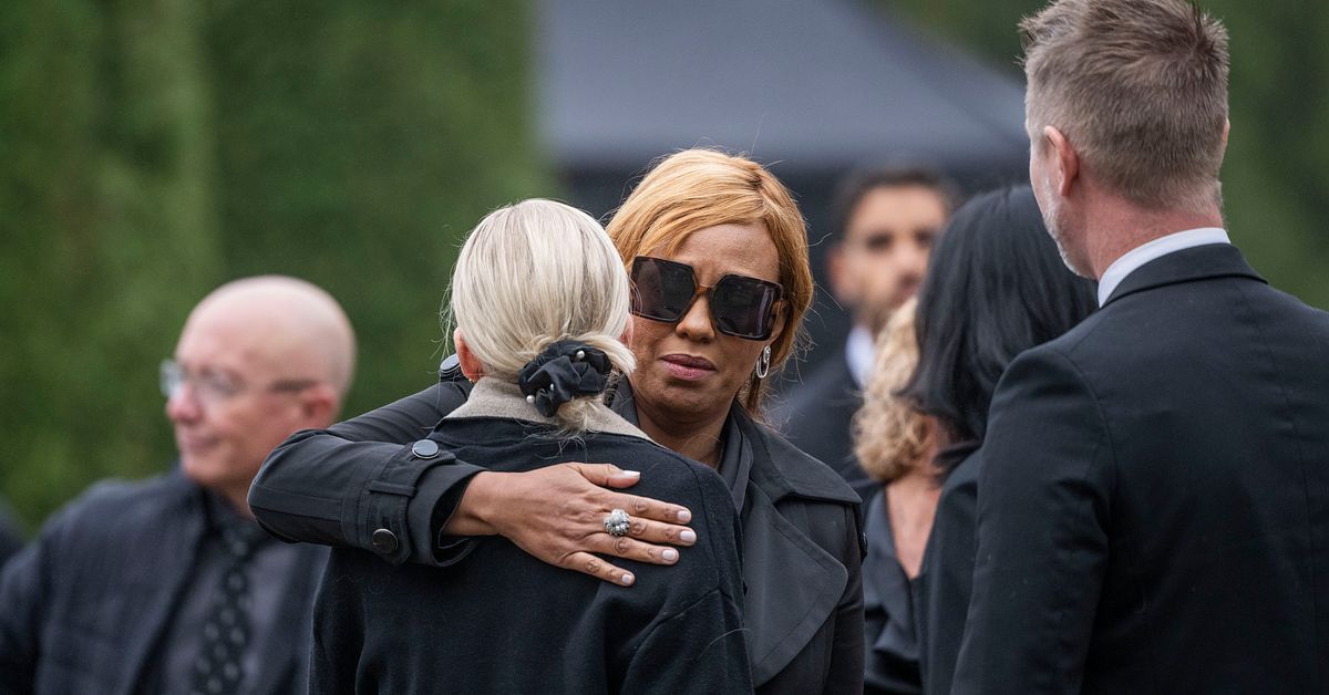 Svennis begravning i Torsby: Svennis flickvän anländer | SVT Nyheter