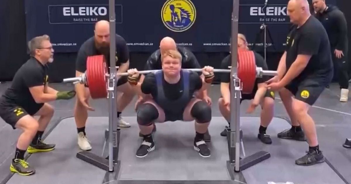 Här lyfter han nästan 350 kilo | SVT Nyheter