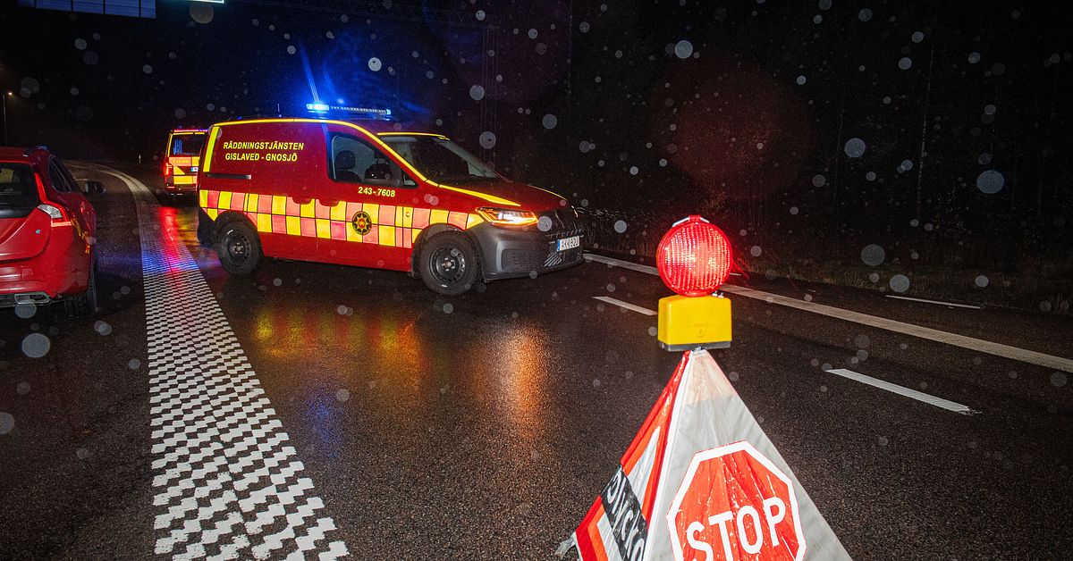 Man död efter att buss och personbil frontalkrockade | SVT Nyheter