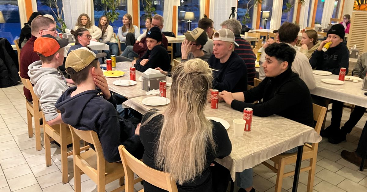 Livliga samtal när politiker och ungdomar möttes över pizza | SVT Nyheter