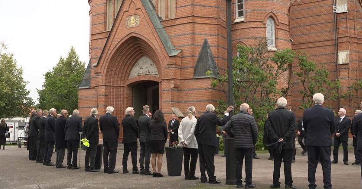 Svennis begravning i Torsby: Spelare från Torsby IF tar emot kistan ...