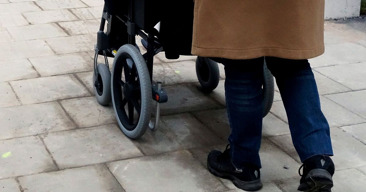 Assistansfusk för miljoner – åtta personer åtalas i Umeå | SVT Nyheter