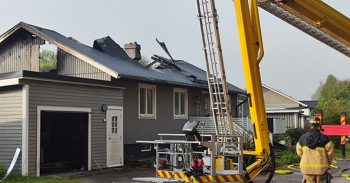 Kraftig villabrand i Stavreviken – människor hann rädda sig ut | SVT Nyheter