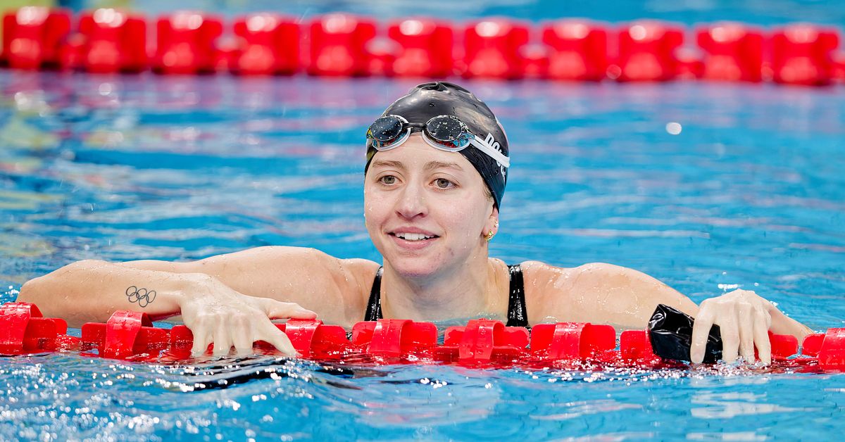 Kate Douglass med nytt världsrekord på 200 meter bröstsim | SVT Nyheter