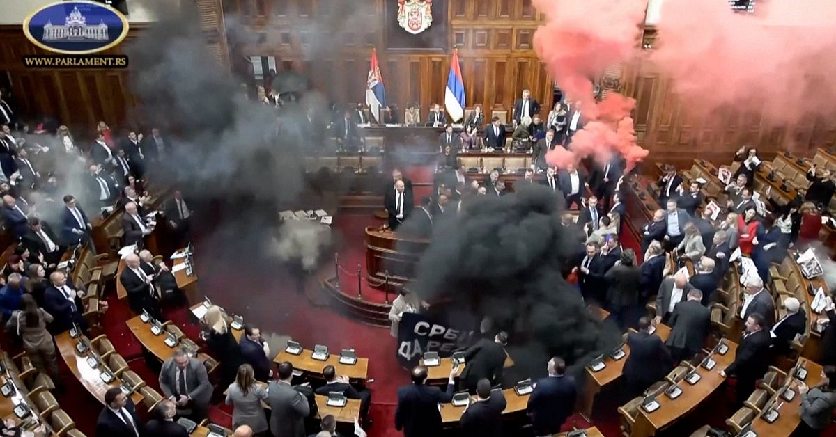 Rökgranater och tårgas i serbiska parlamentet | SVT Nyheter