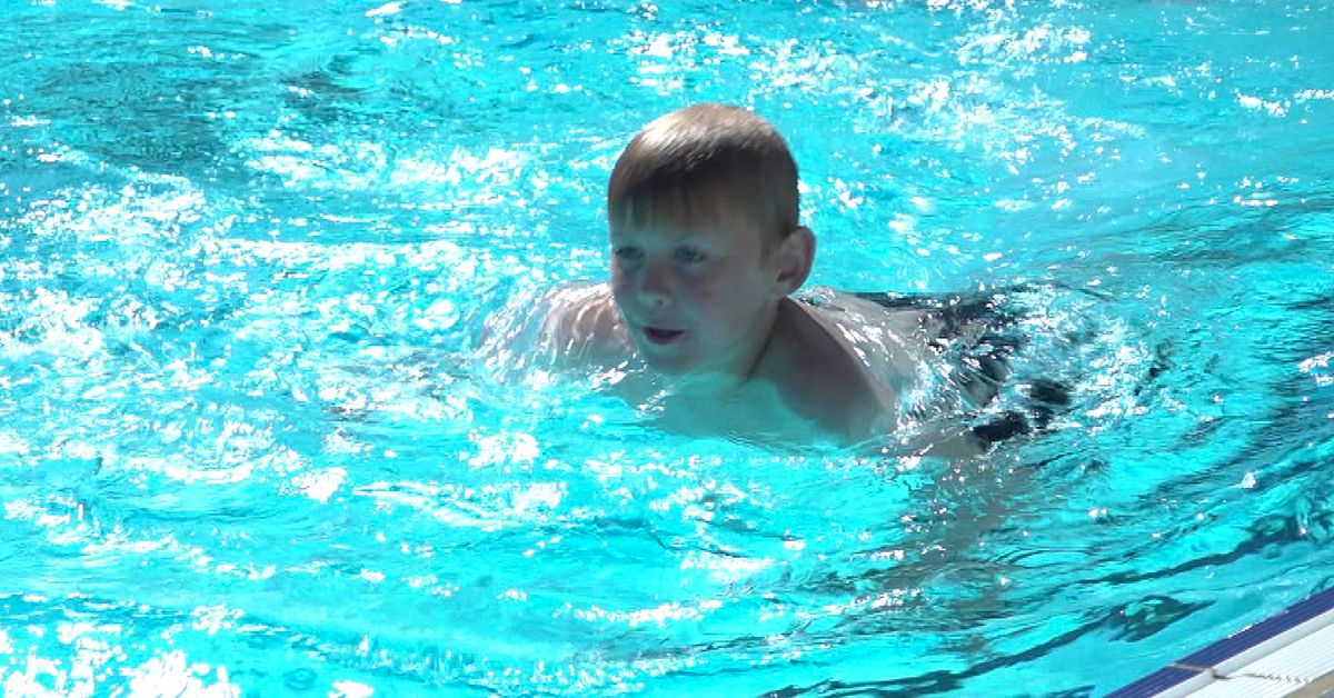Så hjälper du barnen att lära sig simma: ”Börja med små steg” | SVT Nyheter
