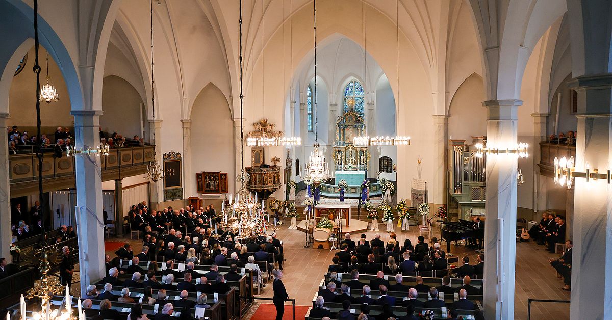 Svennis kista bärs ut från kyrkan – Fotboll: Sven-Göran Erikssons ...
