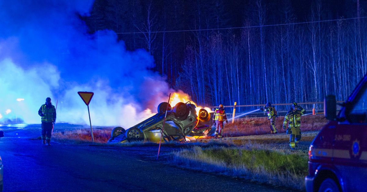 Bil fattade eld efter krock – en till sjukhus | SVT Nyheter