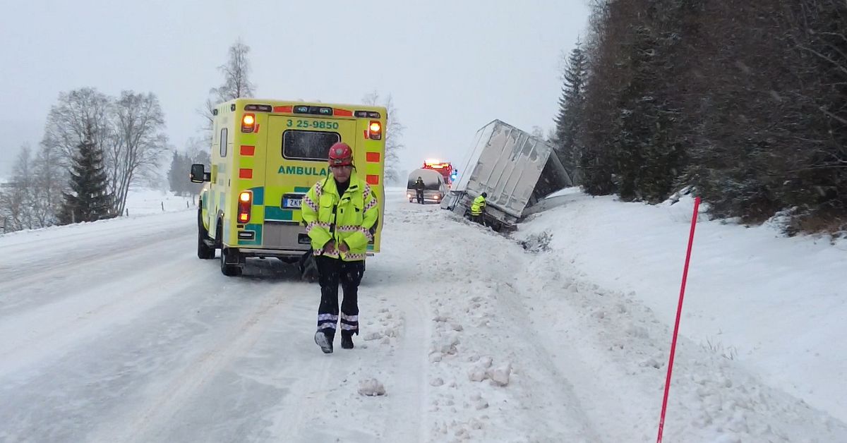Flera trafikolyckor i Dalarna – lastbil körde i diket | SVT Nyheter