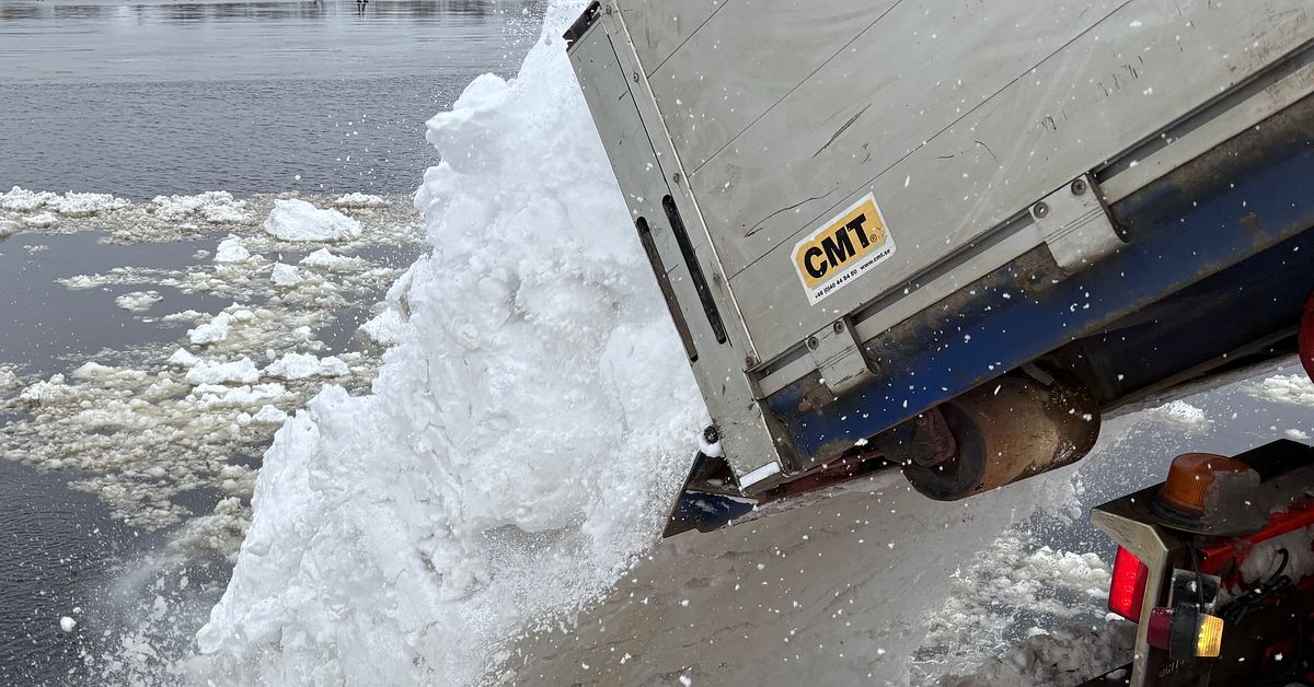 Efter stormen: Nu dumpas tonvis med snö i Göta älv | SVT Nyheter